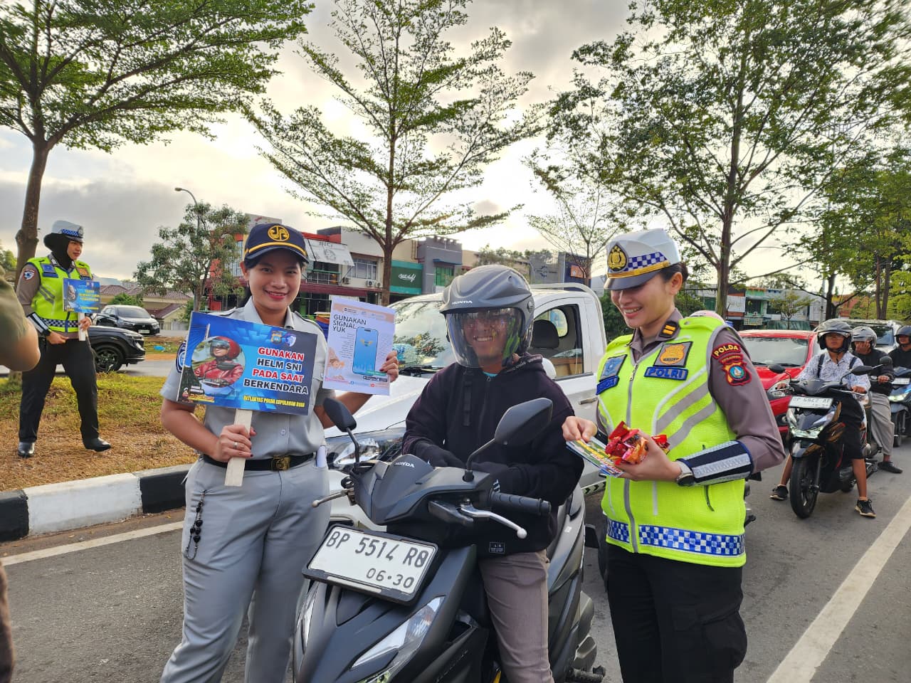 Pengendara Tertib Dapat Kejutan Cokelat Dari Polantas di Operasi ...